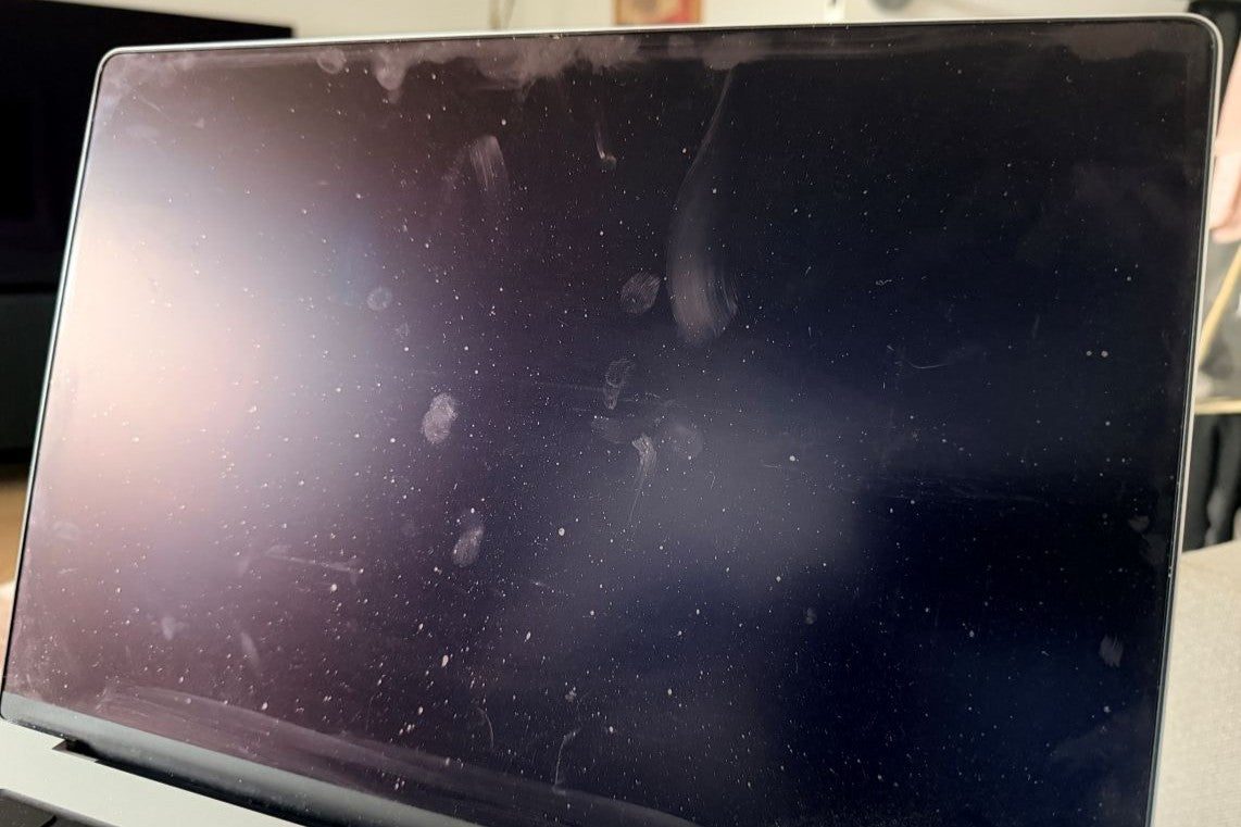 How to Clean a Laptop Screen | Koh